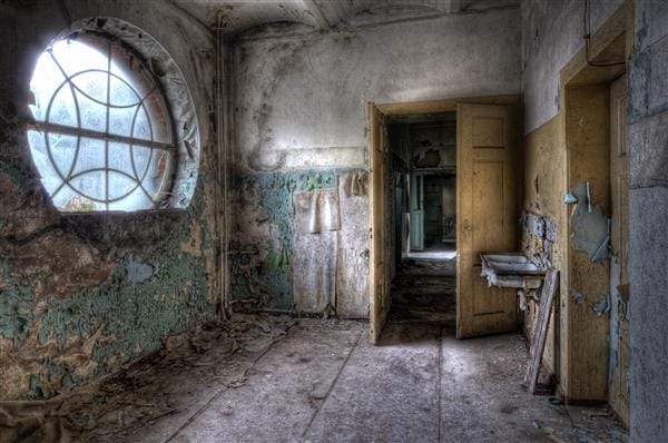 11 Photos of Decaying Abandoned Interiors - Photoshop Tutorials